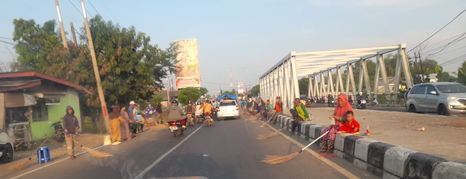 Penyapu Uang “Tawur Sawer” Jembatan Kali Sewo Meningkat Saat Mudik ...
