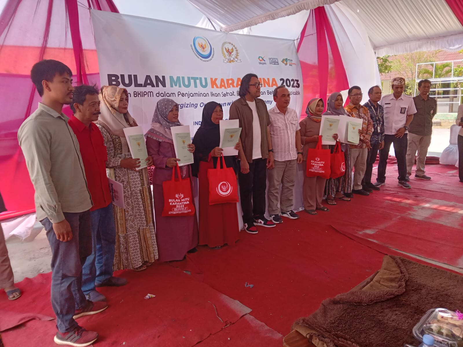 Reses DPR RI Ono Surono ST Secara Simbolis Serahkan Sertifikat Program ...