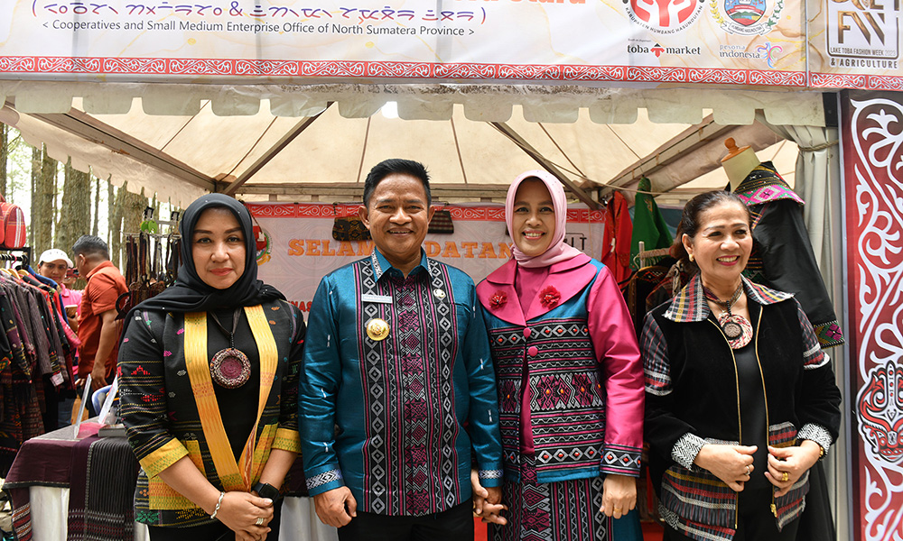 Produk Andalan Ulos Event Lake Toba Fashion Week Dan Agriculture Tahun ...