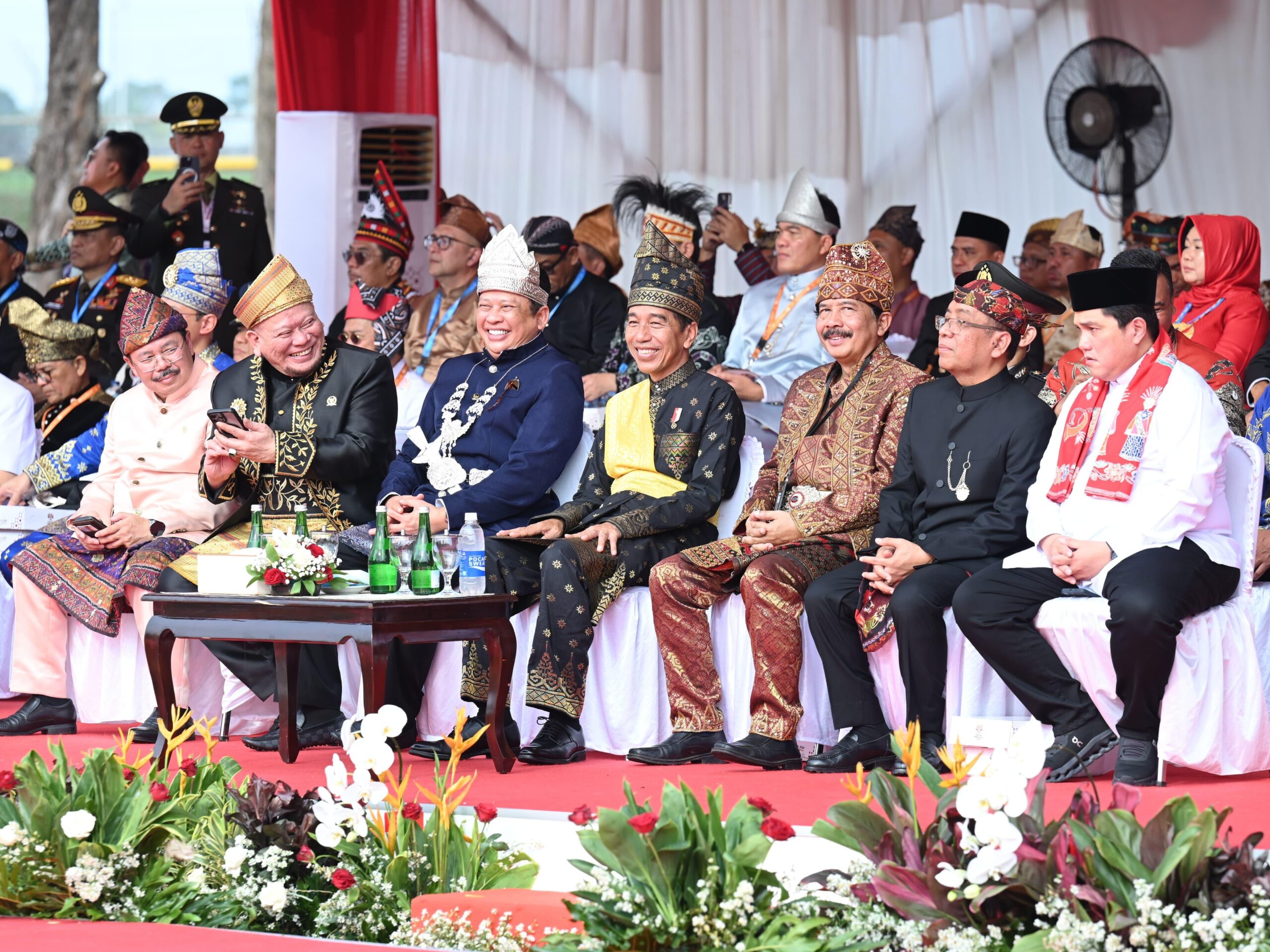 Presiden Jokowi Dan Para Menteri Tampilkan Kebinekaan Budaya dalam ...